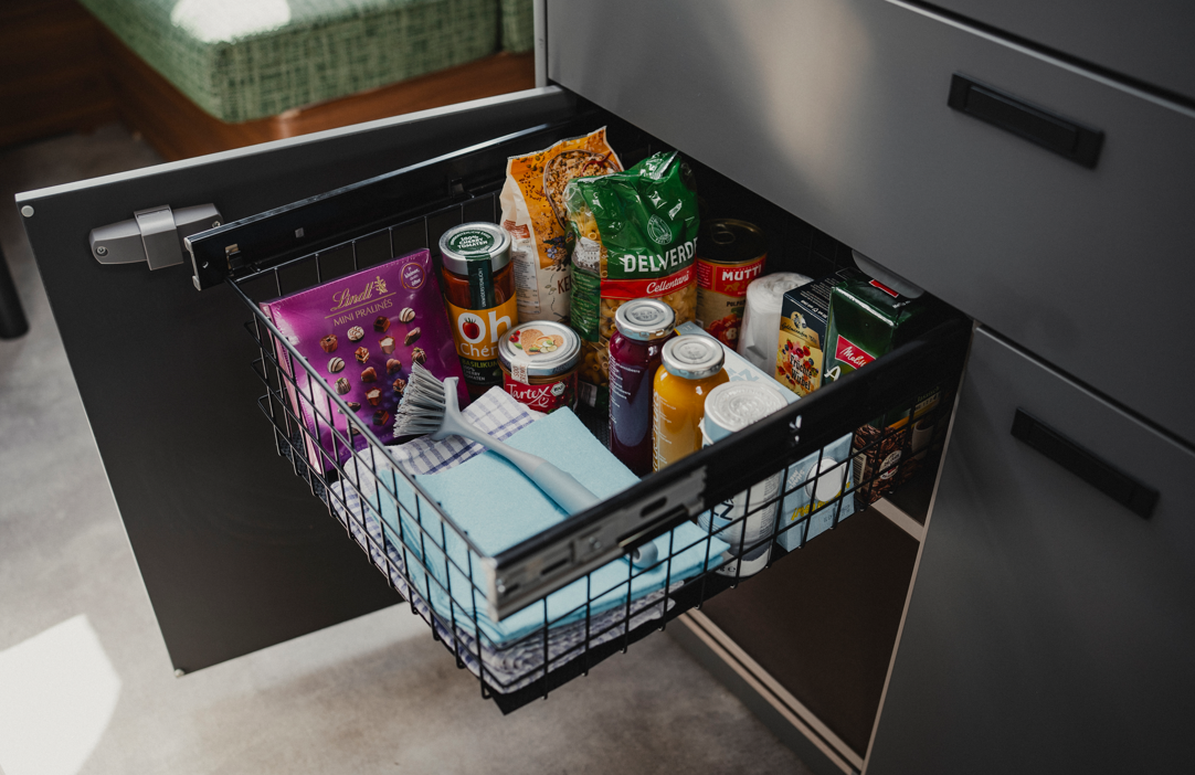 How are the kitchen pullout baskets attached? – Hymer Original Parts